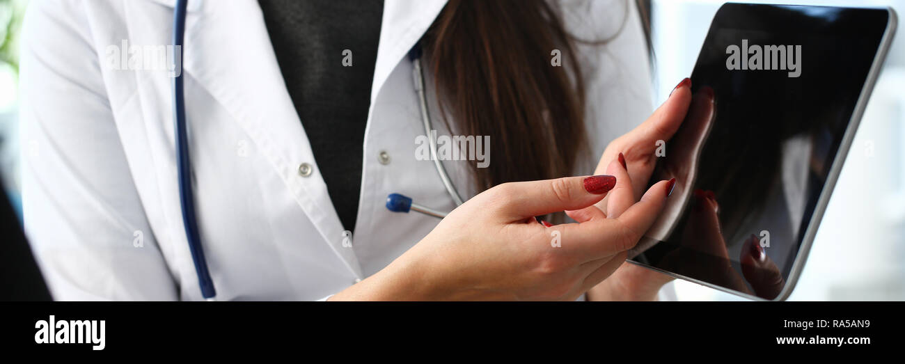 Beautiful female medicine doctor explain Stock Photo - Alamy