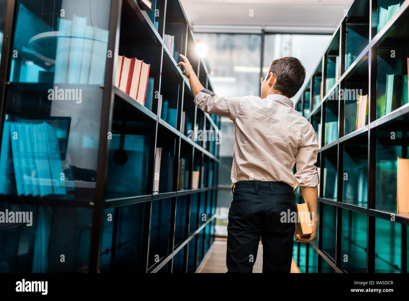 Bookshelves boy hi-res stock photography and images - Alamy