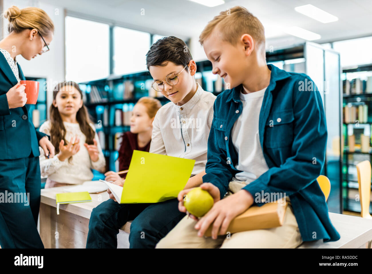 Librarian reading to kids hi-res stock photography and images - Alamy