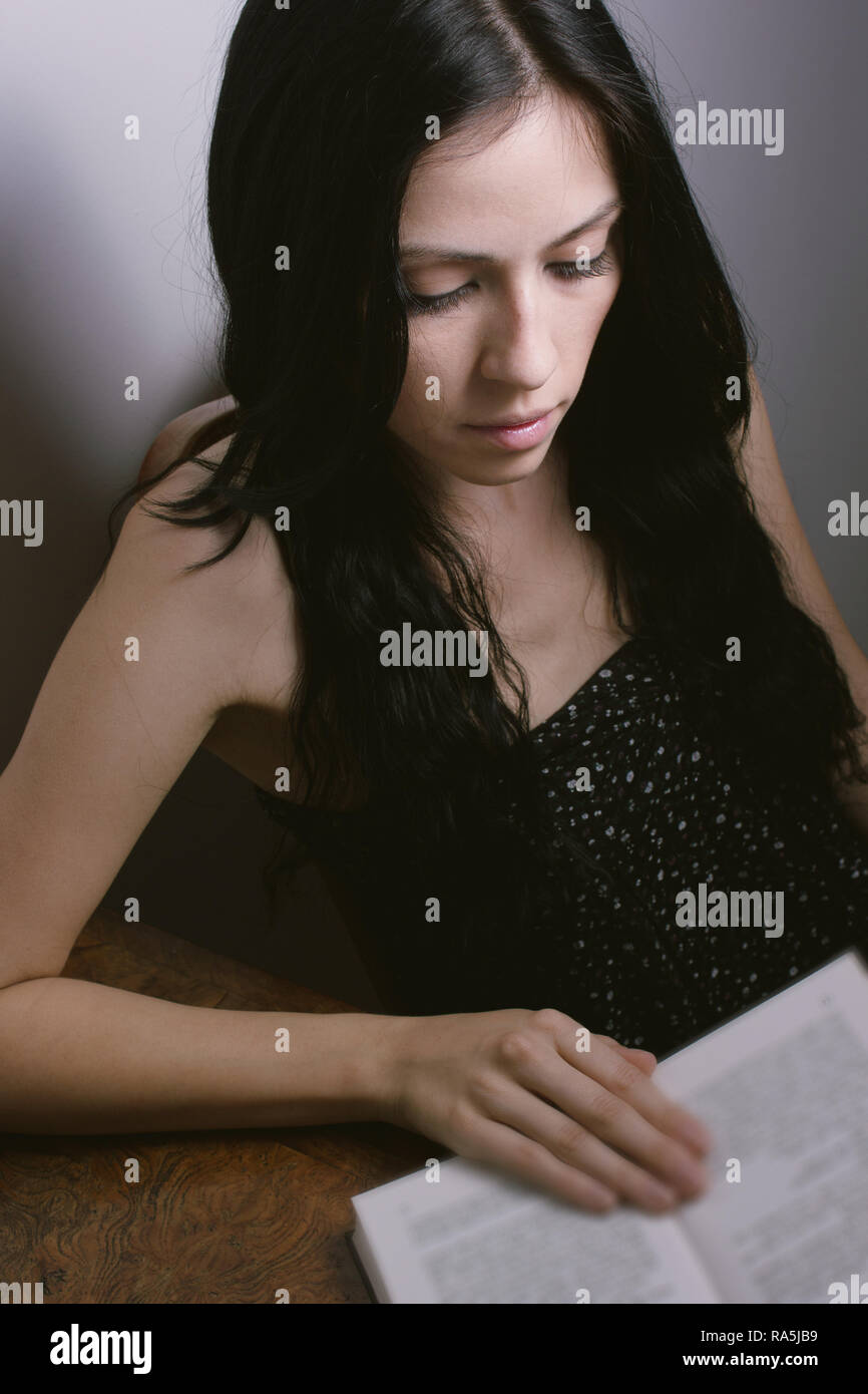 Desk reading book girl hi-res stock photography and images - Alamy