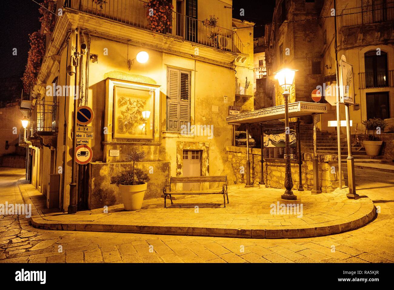 Street corner night hi-res stock photography and images - Alamy