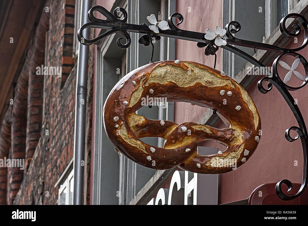 Pretzel, hanging shop sign of a bakery, Lüneburg, Lower Saxony, Germany ...