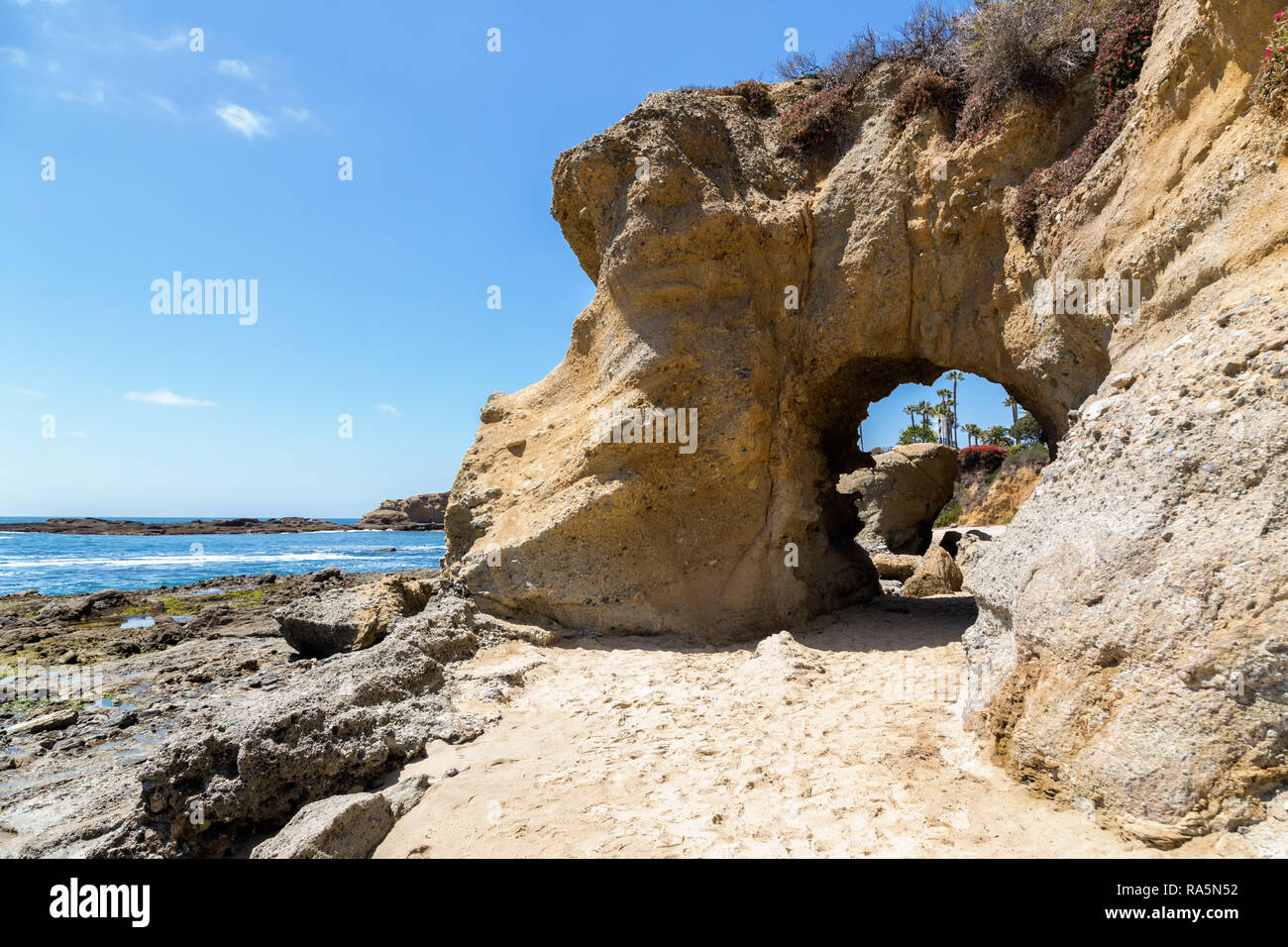 Arch of rocks hi-res stock photography and images - Alamy