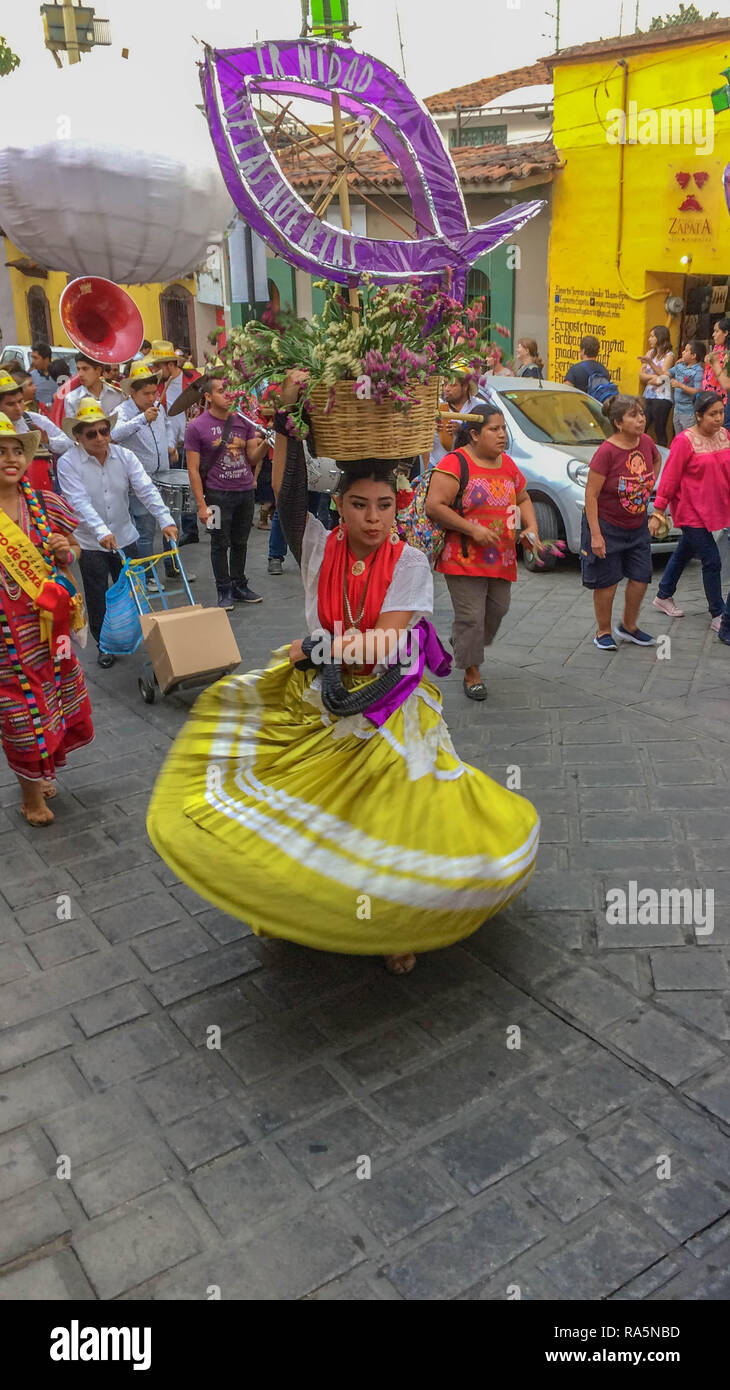 Street parade oaxaca hi-res stock photography and images - Alamy