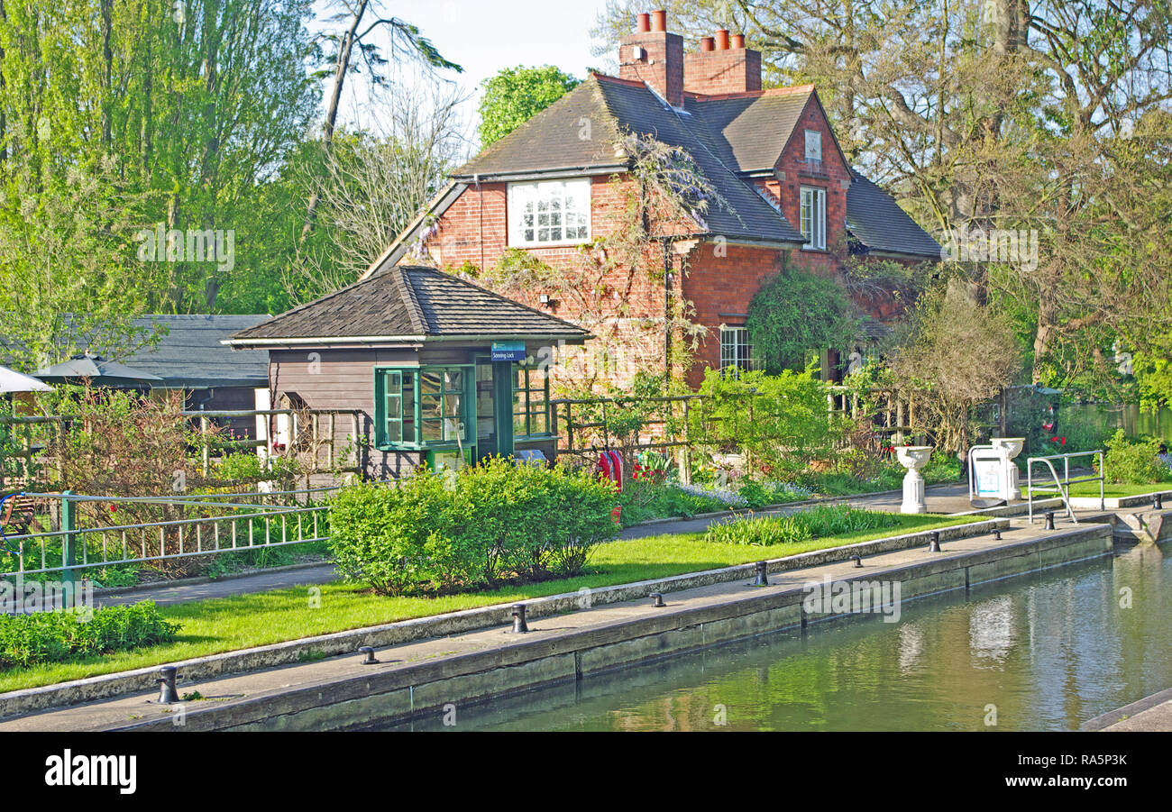 Sonning Lock, River Thames, Berkshire Stock Photo - Alamy