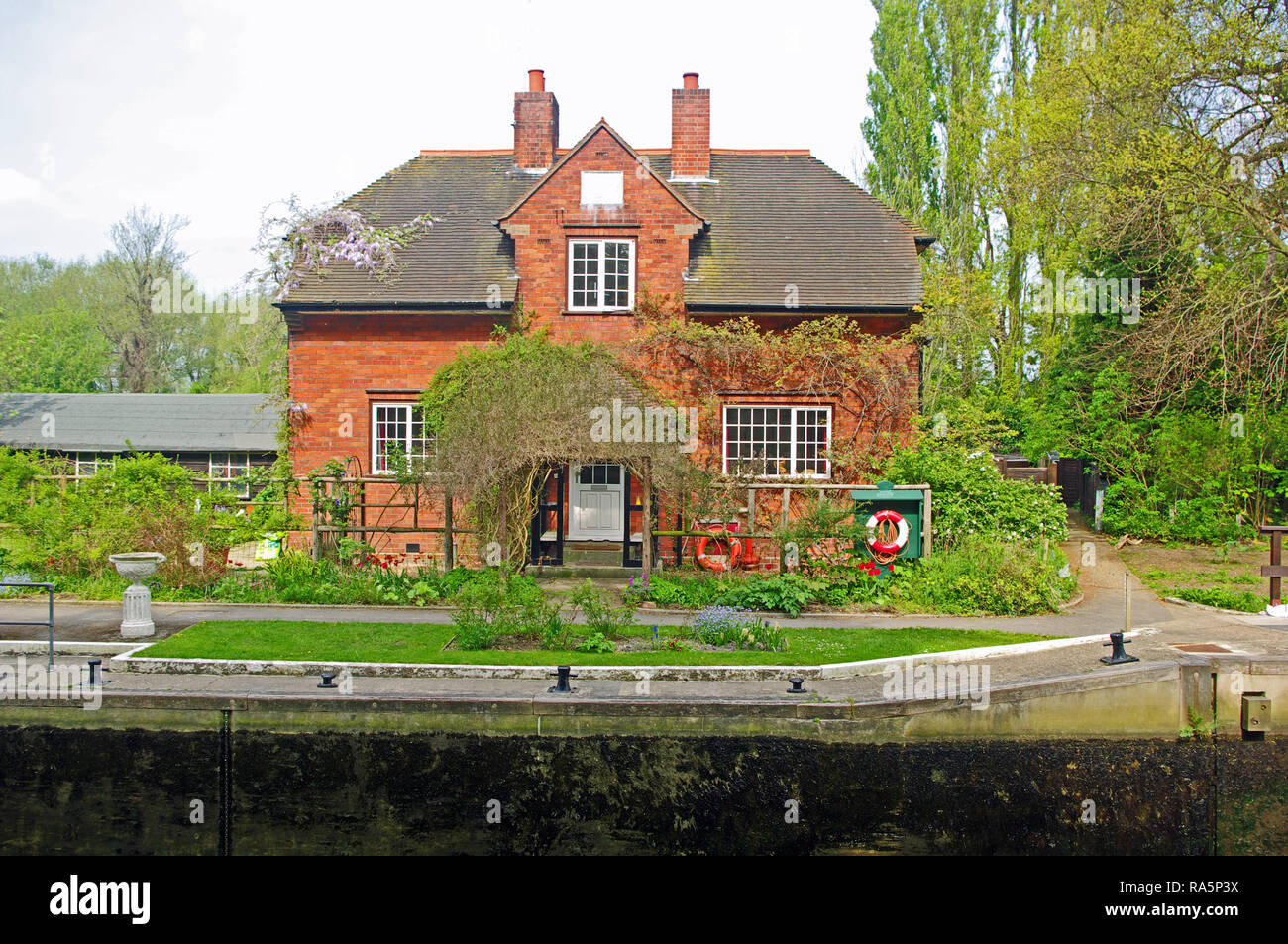 Lock Keepers House, Sonning Lock, River Thames, Berkshire Stock Photo ...