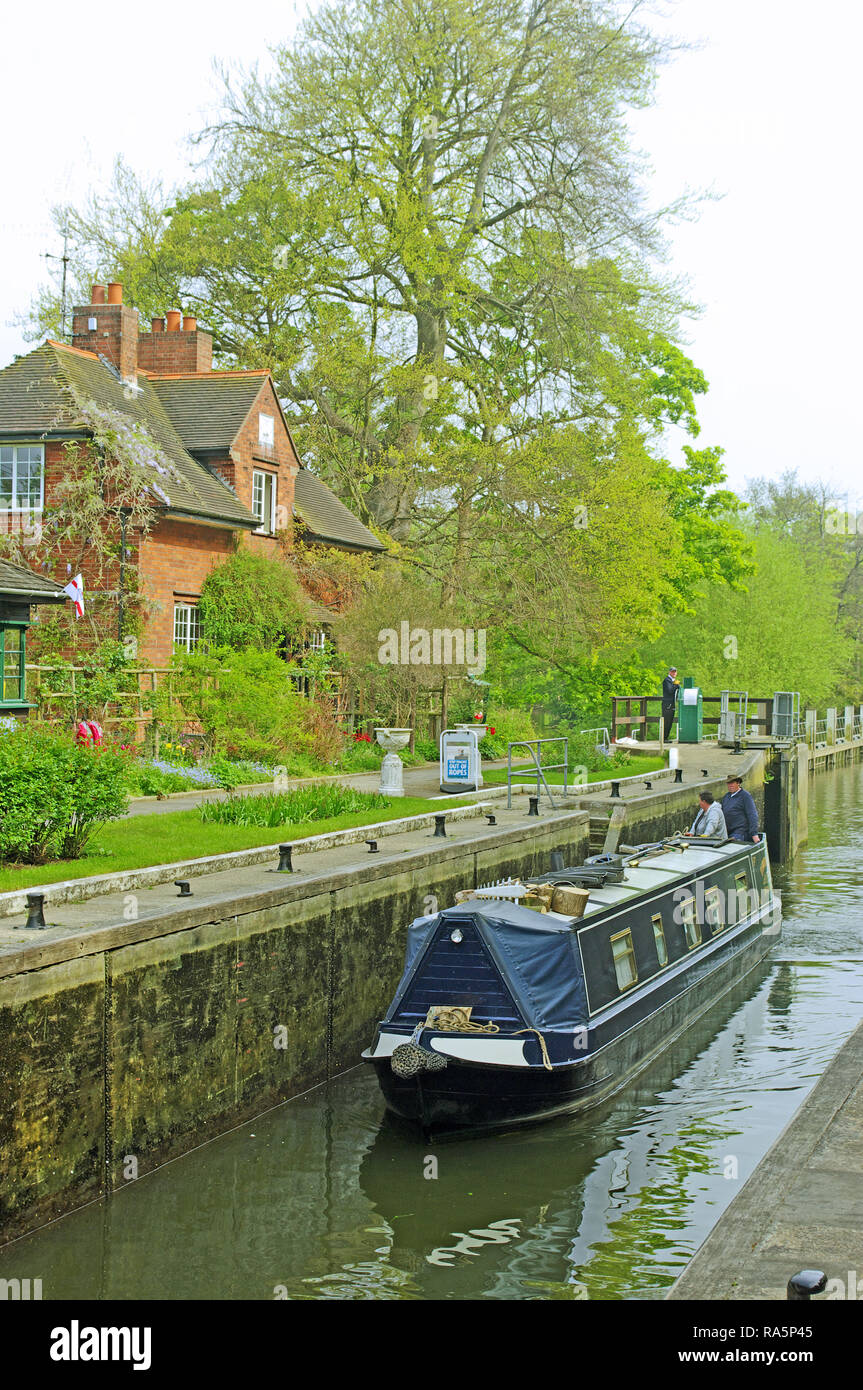 Narrow Boat, Sonning Lock, River Thames, Berkshire Stock Photo - Alamy
