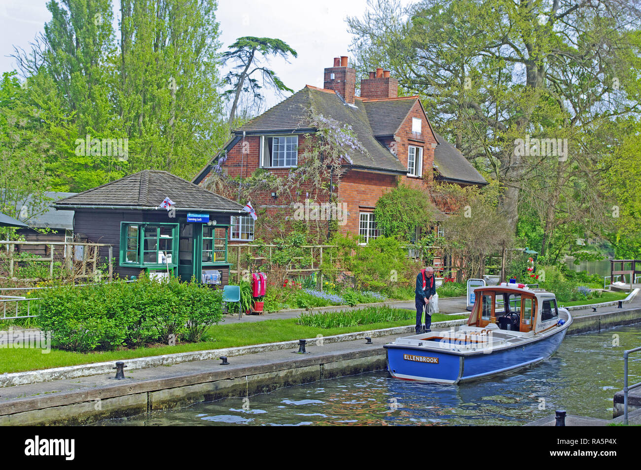 Lock Keepers House and Hut, Motor Boat, Sonning Lock, River Thames ...