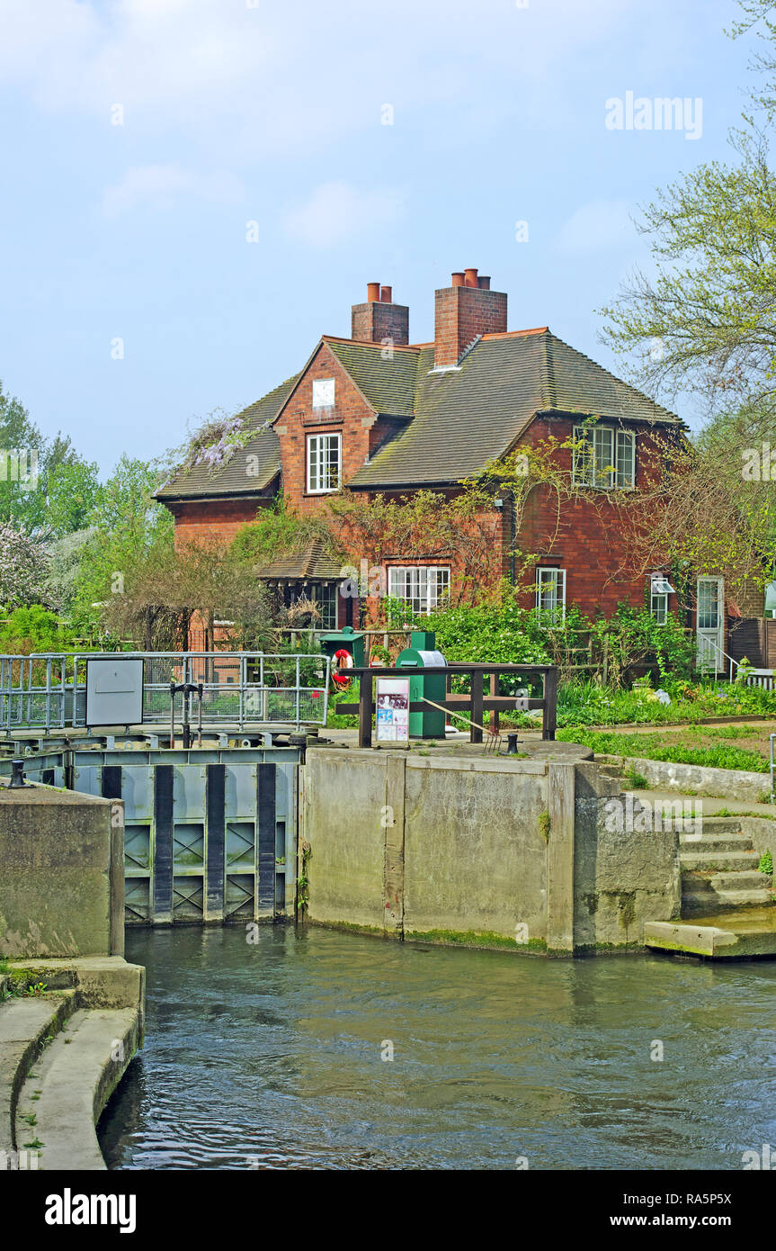 Sonning Lock, Lock Keepers House, River Thames, Berkshire Stock Photo ...