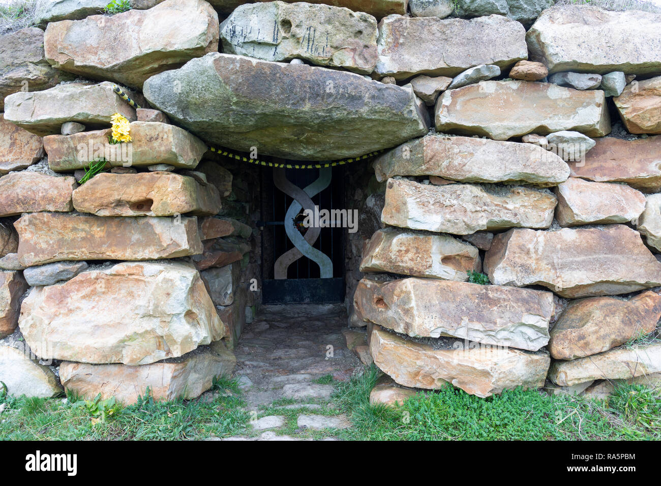 The Long Barrow at All Cannings - a place for cremated remains in urns ...