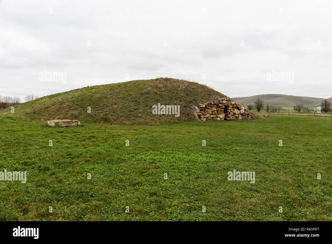 The Long Barrow at All Cannings - a place for cremated remains in urns ...