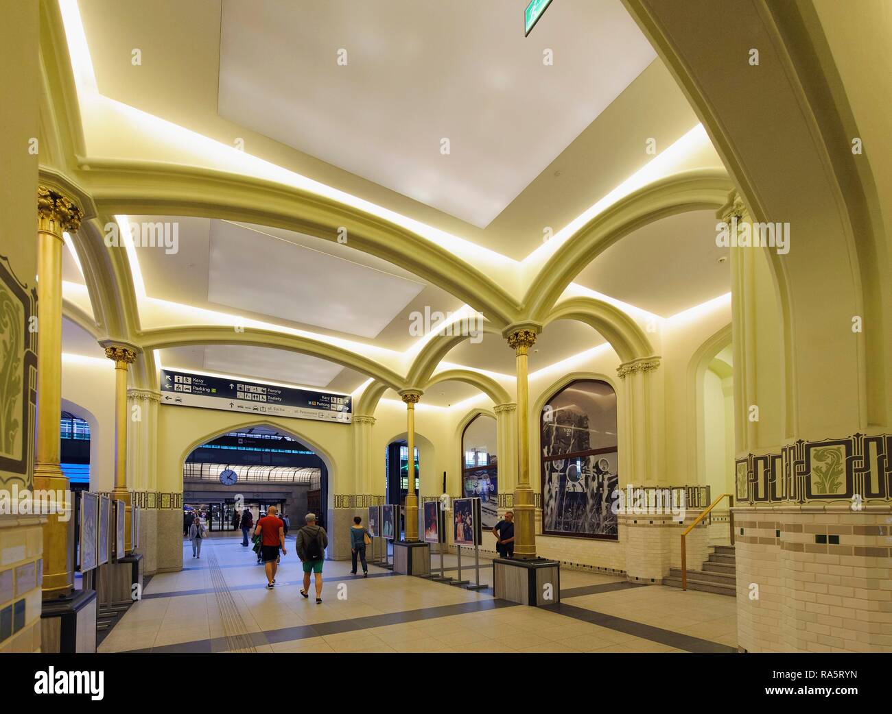 Tudor gothic architecture hi-res stock photography and images - Alamy