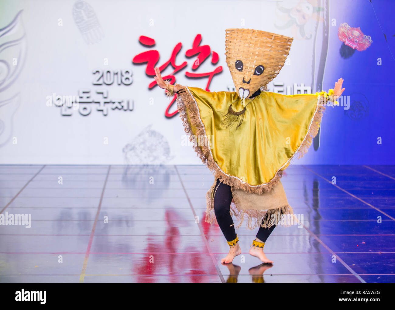 Indonesian dancer from Sma Nasima Semaran dance groupe perform at the ...