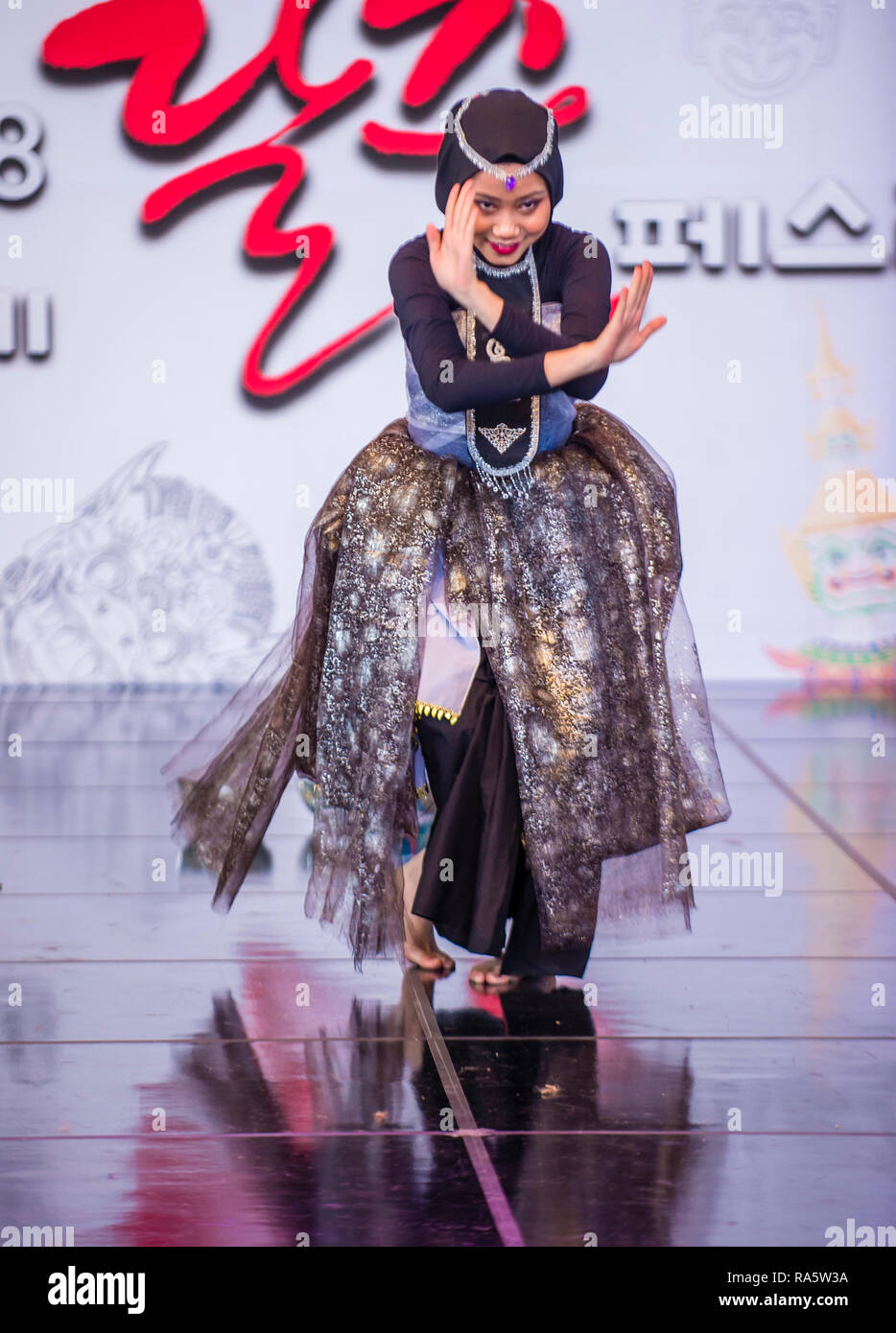 Indonesian dancer from Sma Nasima Semaran dance groupe perform at the ...