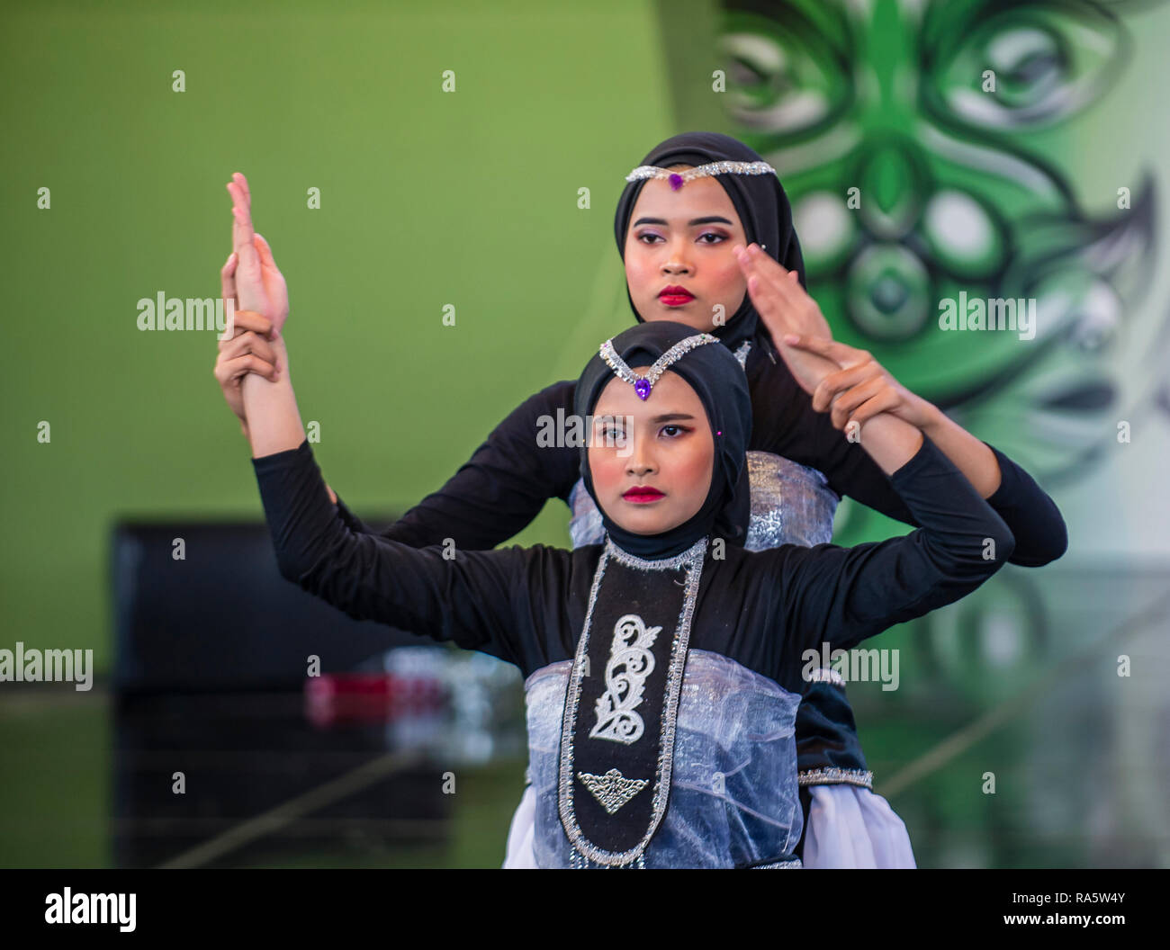 Indonesian dancers from Sma Nasima Semaran dance groupe perform at the ...