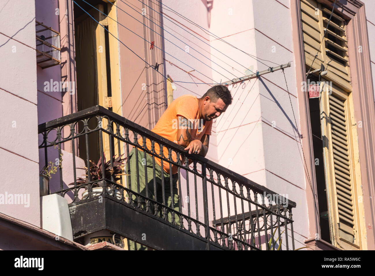 Leans over balcony hi-res stock photography and images - Alamy