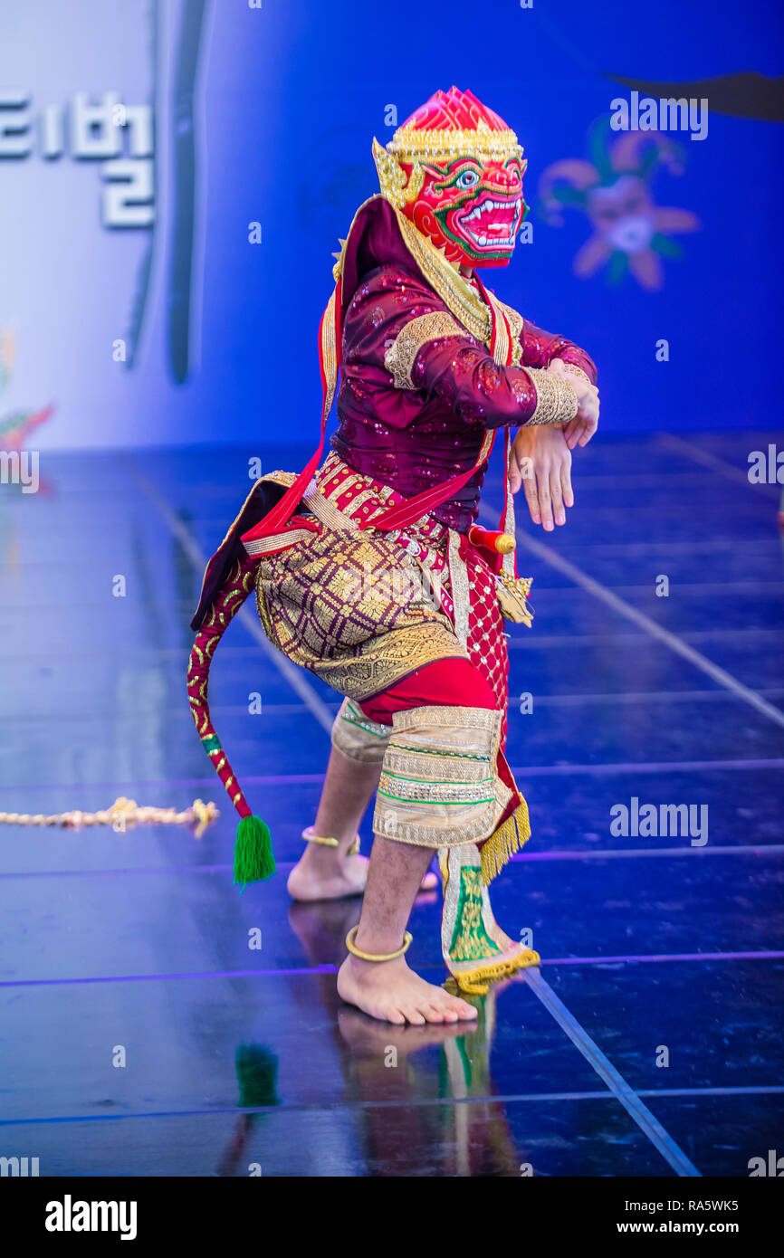 Thai dancer performing the traditinal Thai Khon dance at the Mask dance ...