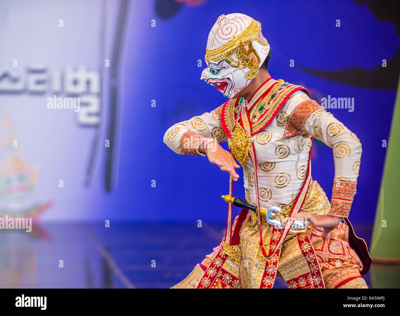 Thai dancer performing the traditinal Thai Khon dance at the Mask dance ...