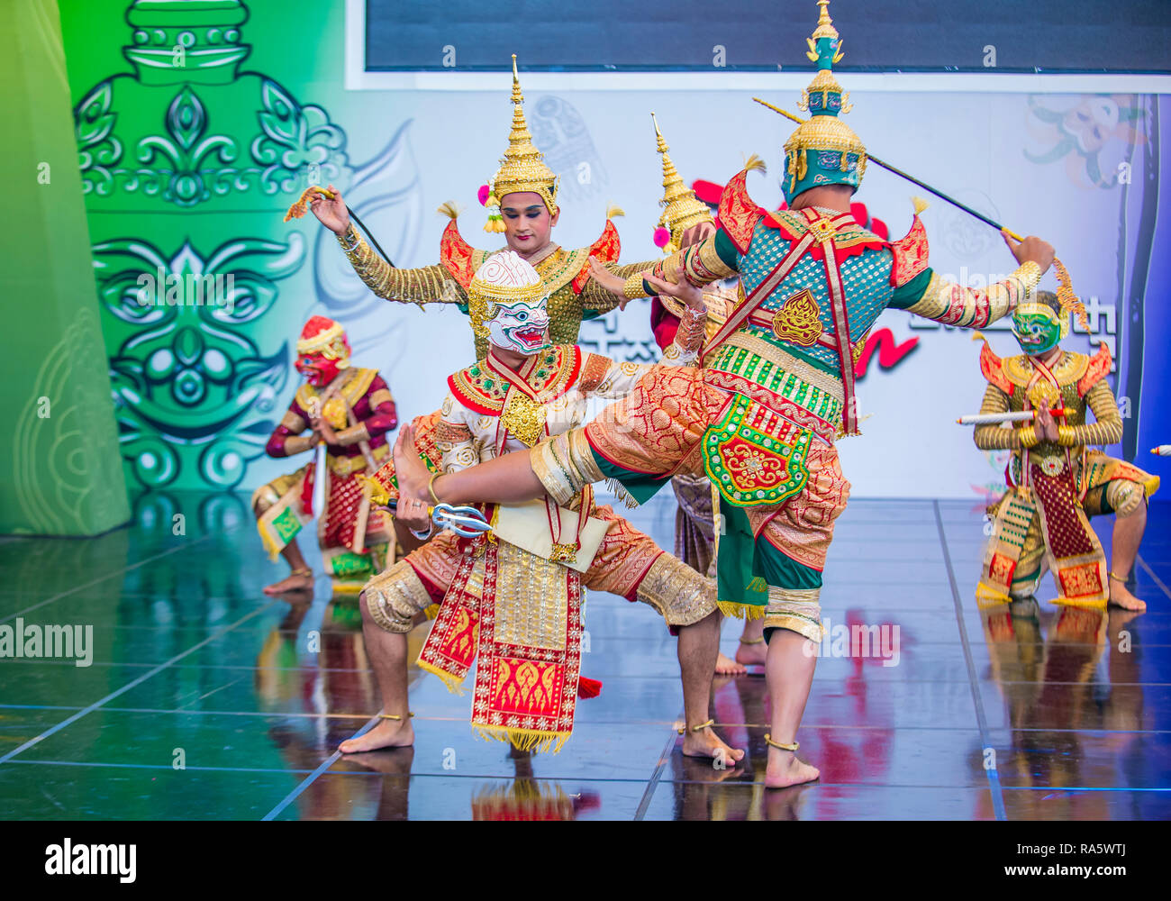 Thai dancers performing the traditinal Thai Khon dance at the Mask ...