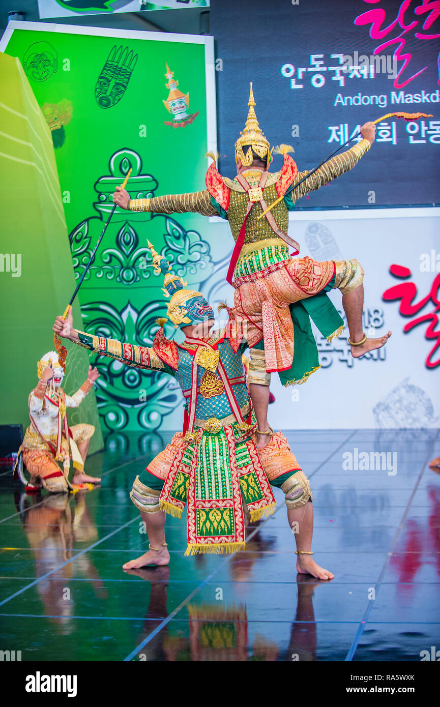 Khon dancers in traditional costume hi-res stock photography and images ...