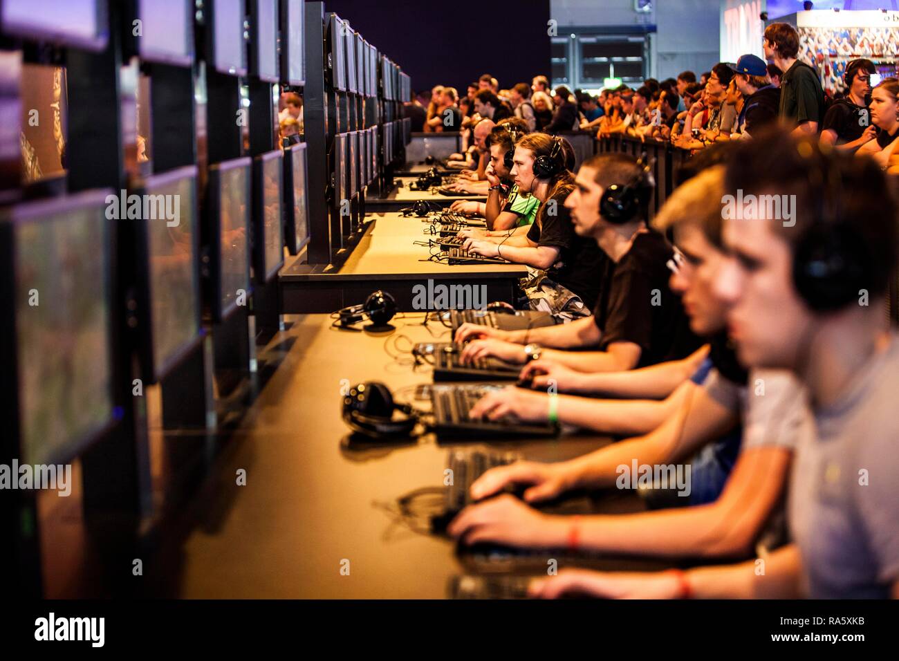 Largest video screen hi-res stock photography and images - Alamy