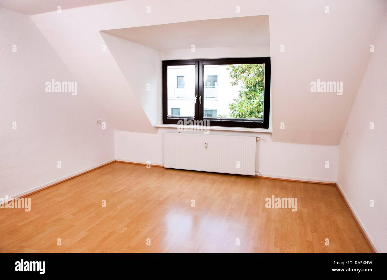 Empty room in a loft apartment Stock Photo - Alamy