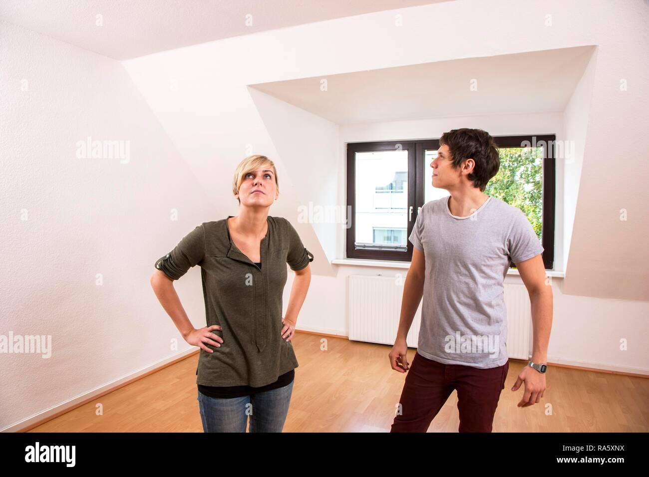 People looking around flats hi-res stock photography and images - Alamy