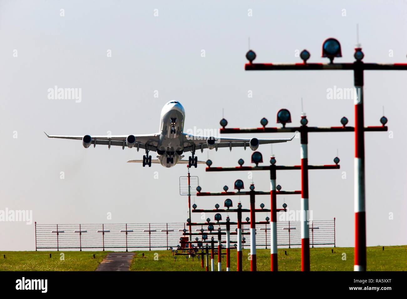 Runway landing hi-res stock photography and images - Alamy
