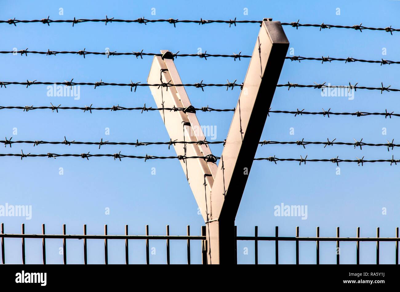 Security fence hi-res stock photography and images - Alamy