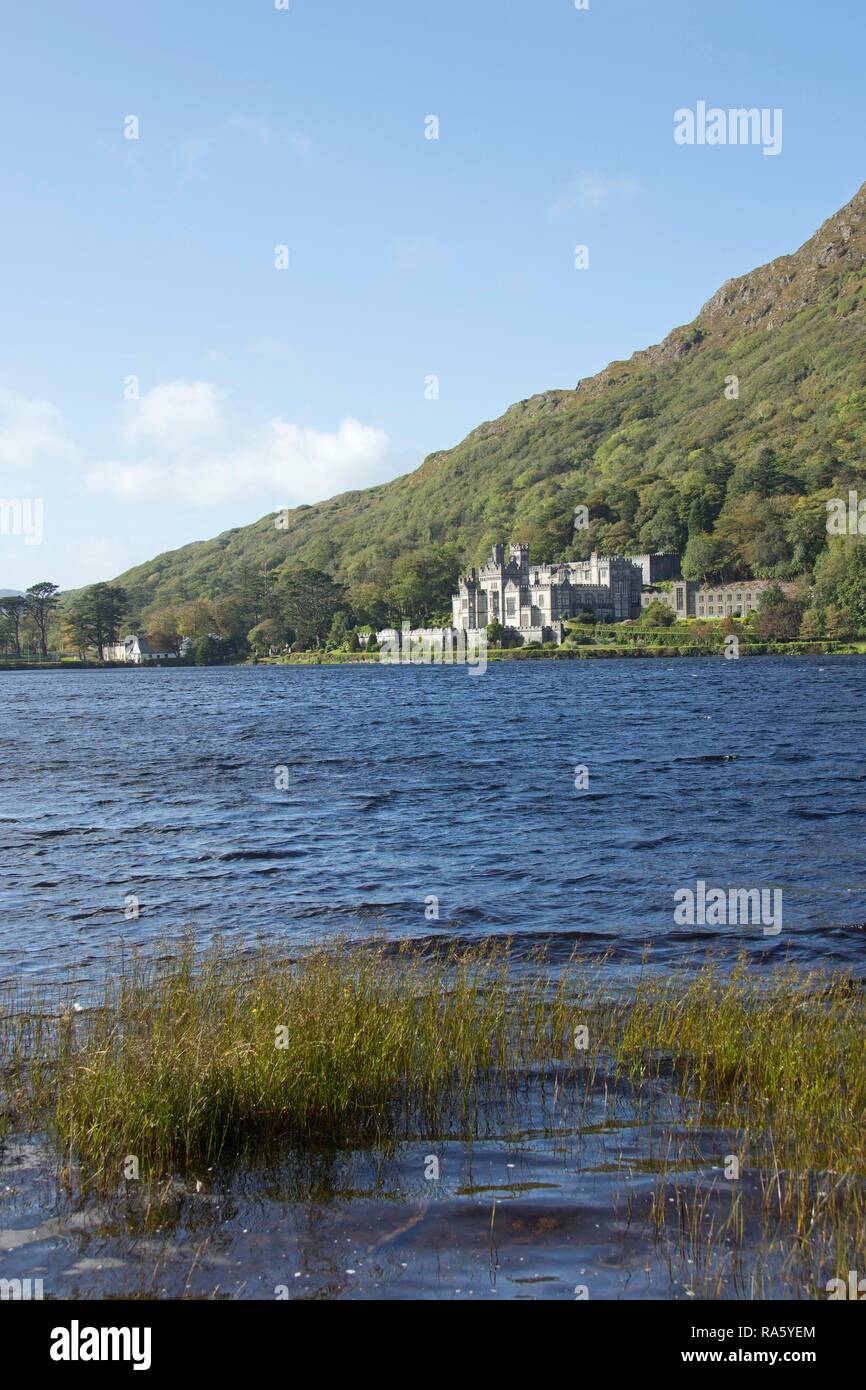 Kylemore abbey and kylemore lake hi-res stock photography and images ...