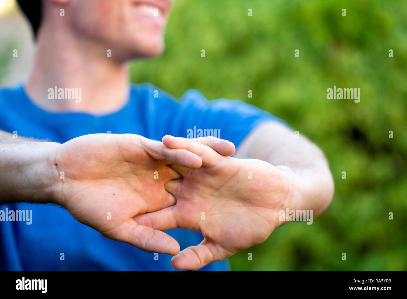 Young Man crack knuckles Stock Photo - Alamy
