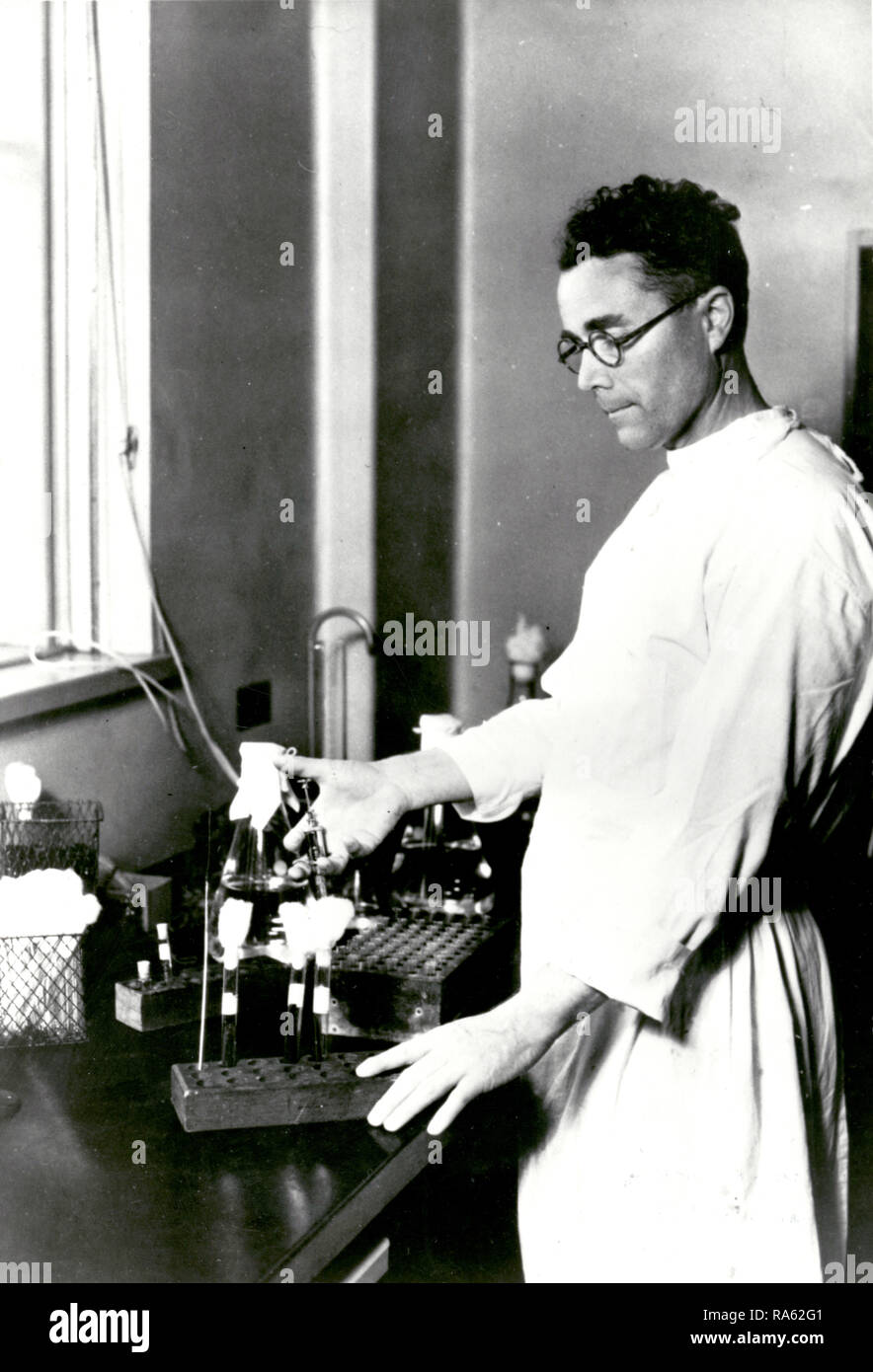 1930s man in laboratory hi-res stock photography and images - Alamy