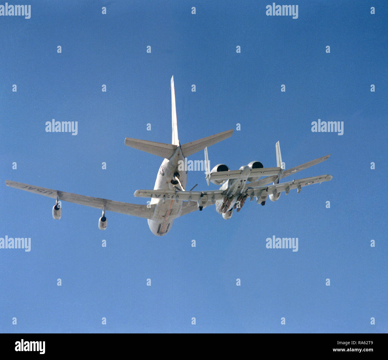 Ya 10 being refueled mid air hi-res stock photography and images - Alamy
