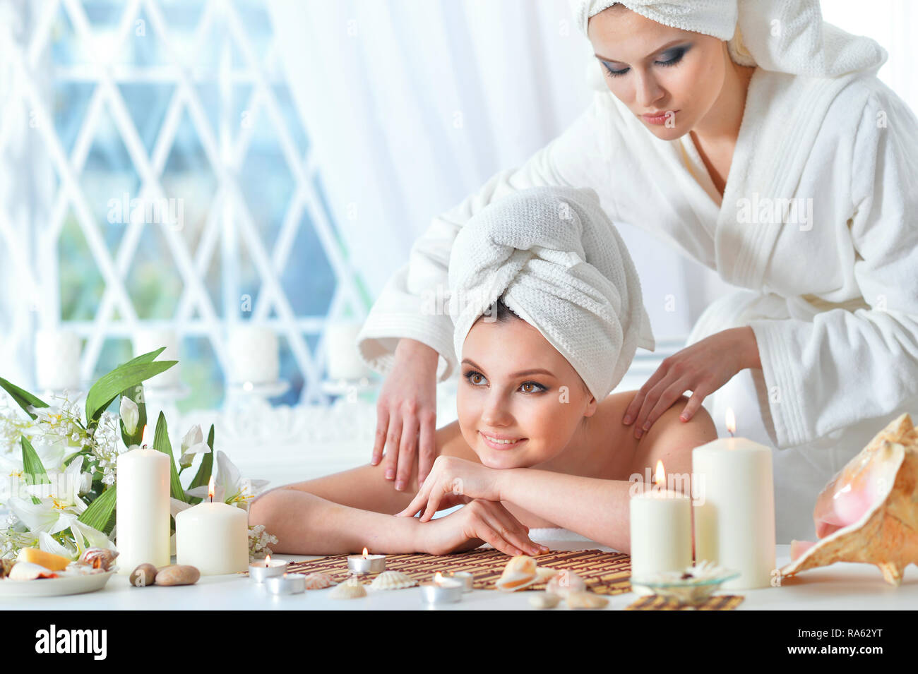 Beautiful young fashion models hi-res stock photography and images - Alamy