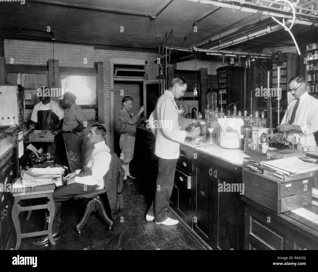 Early 1900s laboratory chemistry hi-res stock photography and images ...