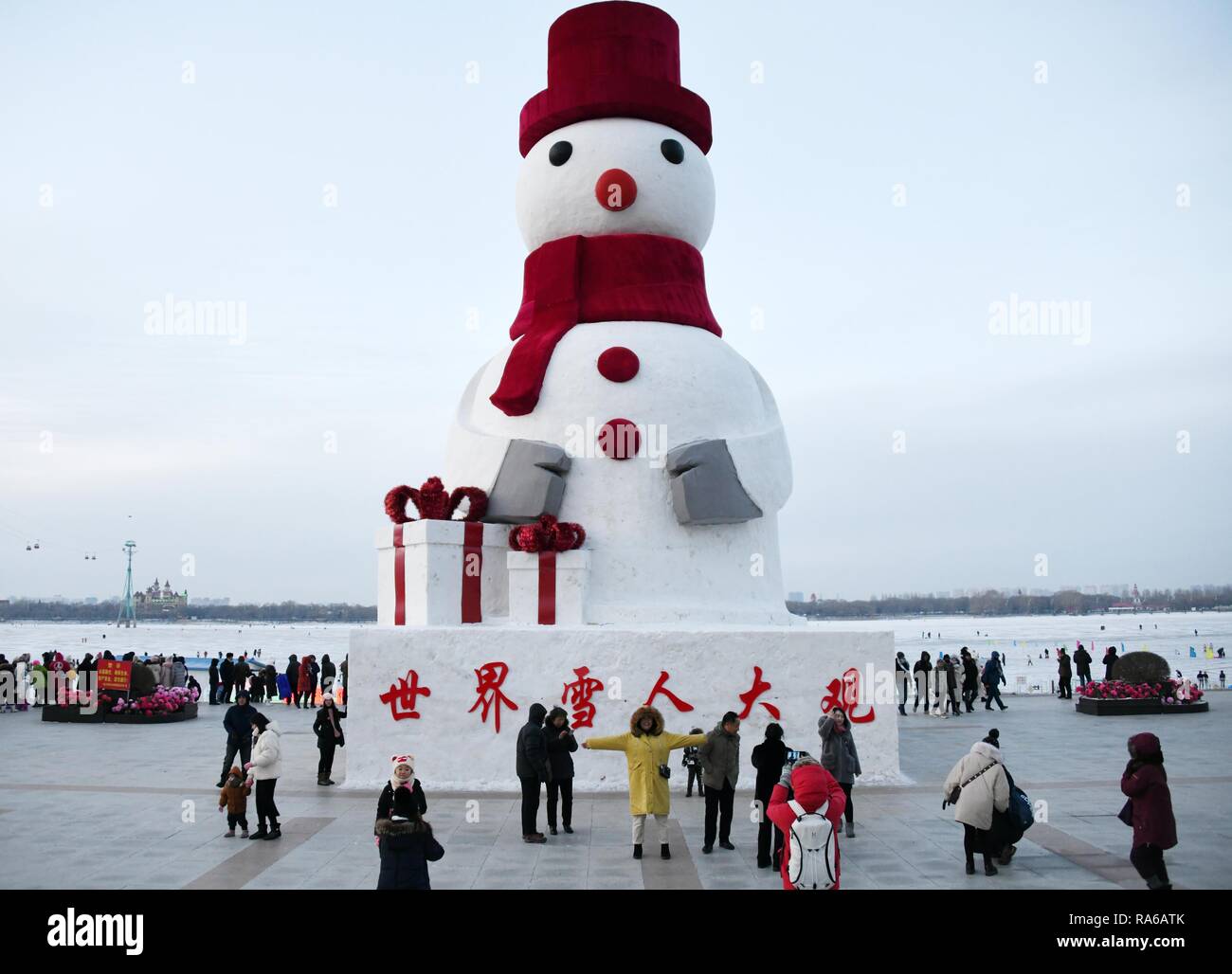Giant snowman hi-res stock photography and images - Alamy