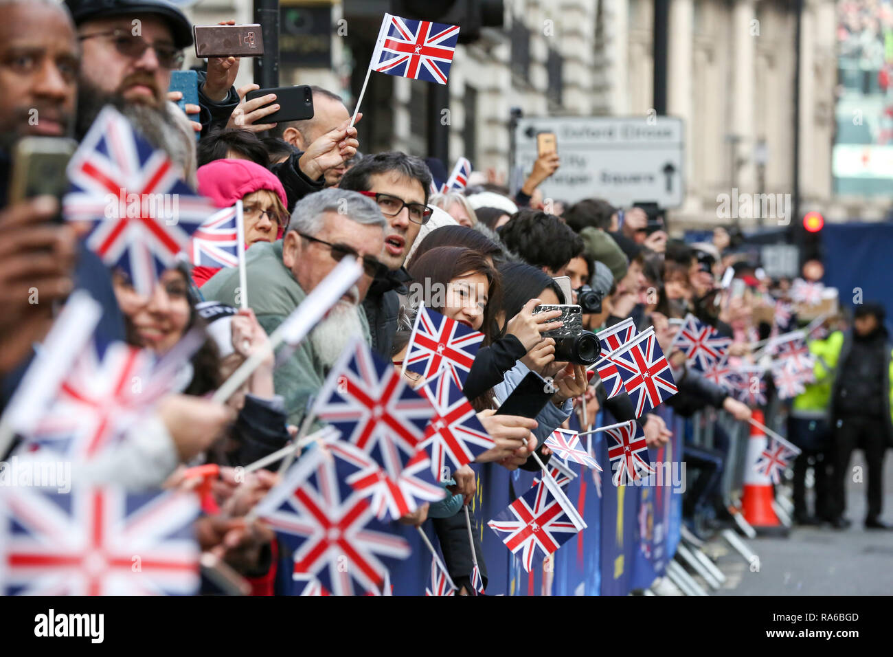 Crowds in londons parliament square hi-res stock photography and images ...