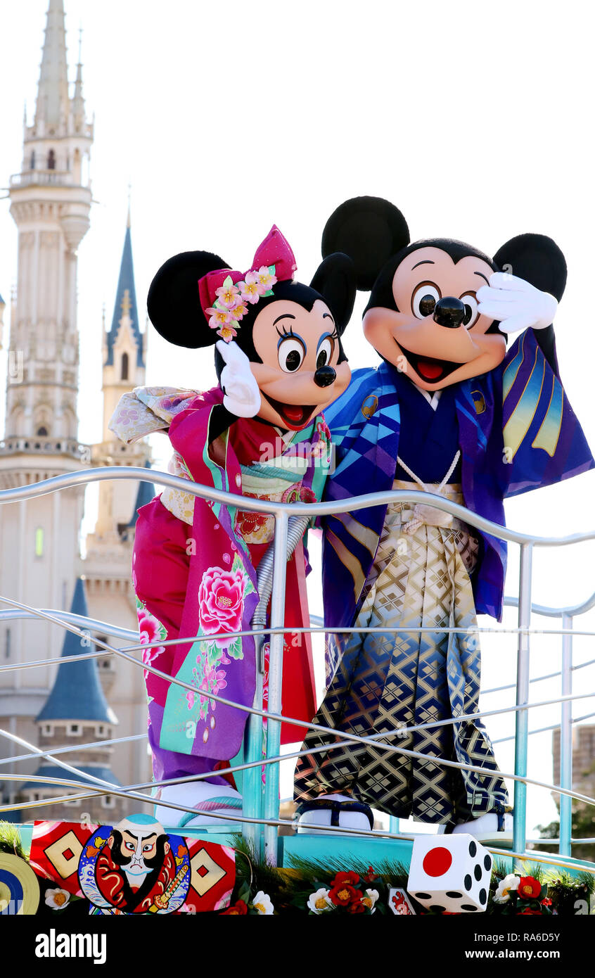 Mickey mouse and minnie mouse float hi-res stock photography and images ...