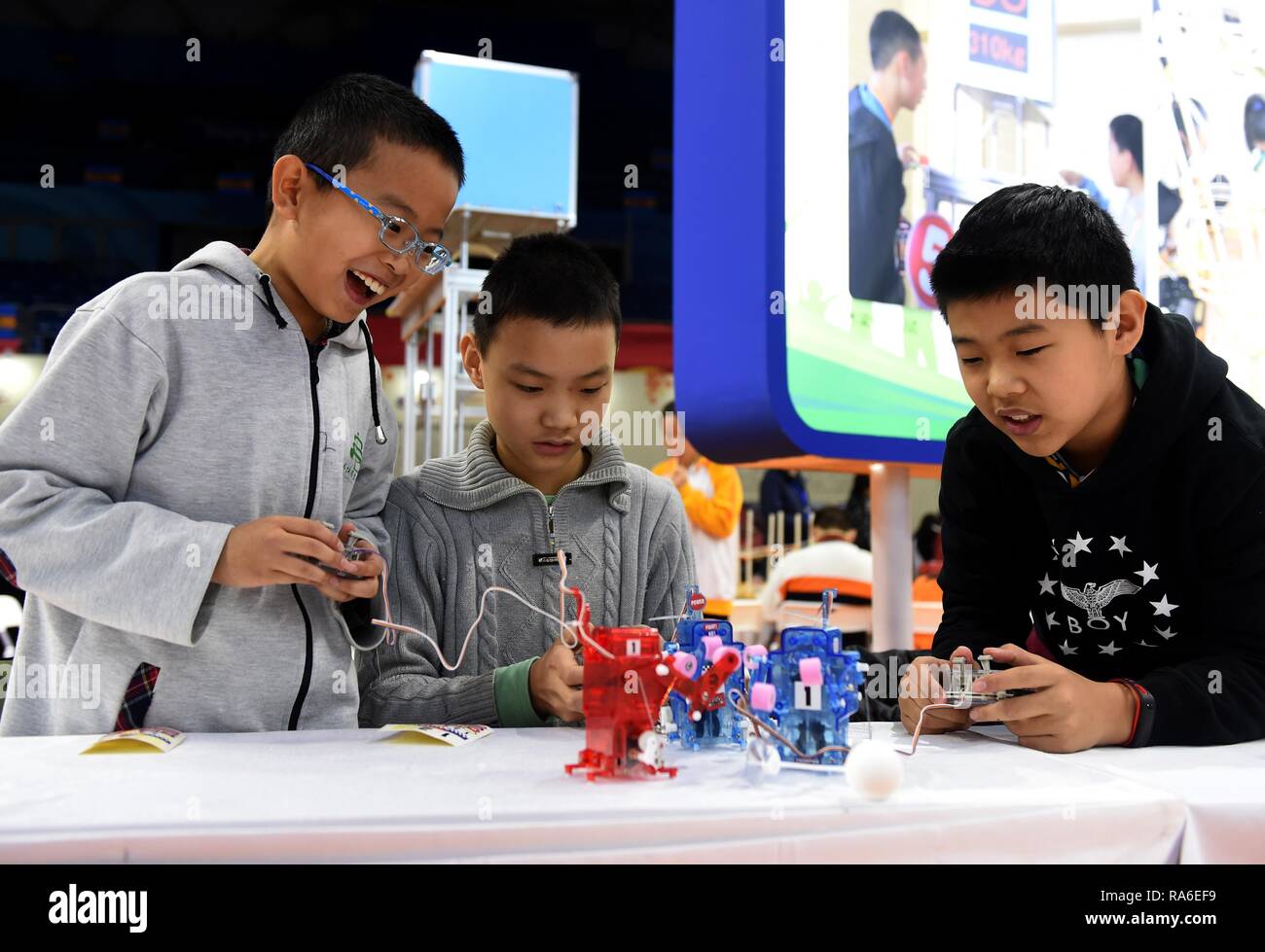 (190102) -- BEIJING, Jan. 2, 2019 (Xinhua) -- Students manipulate self ...