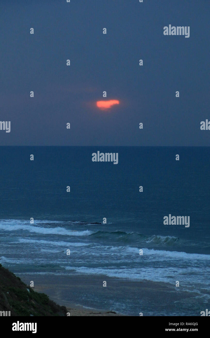 Gaza City, Gaza Strip, Palestinian Territory. 2nd Jan, 2019. The sunset ...
