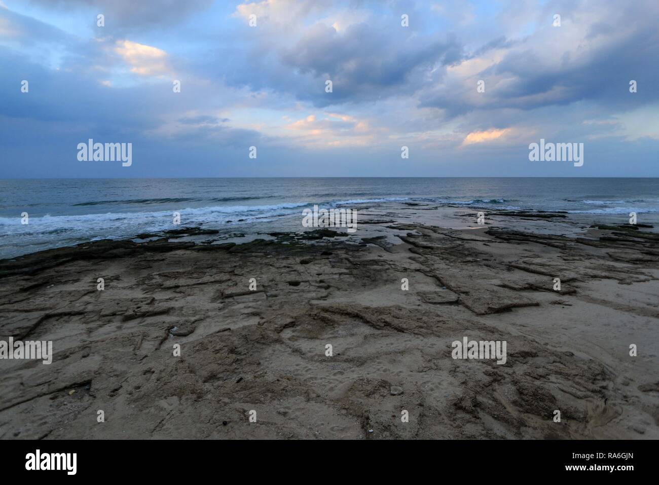 Gaza City, Gaza Strip, Palestinian Territory. 2nd Jan, 2019. The sunset ...