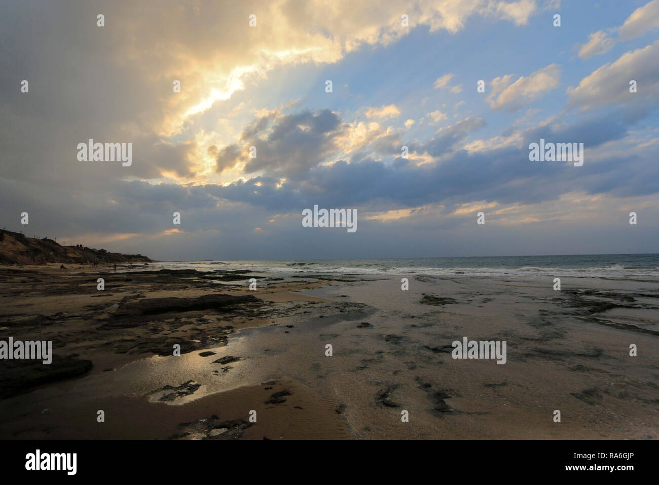 Gaza City, Gaza Strip, Palestinian Territory. 2nd Jan, 2019. The sunset ...