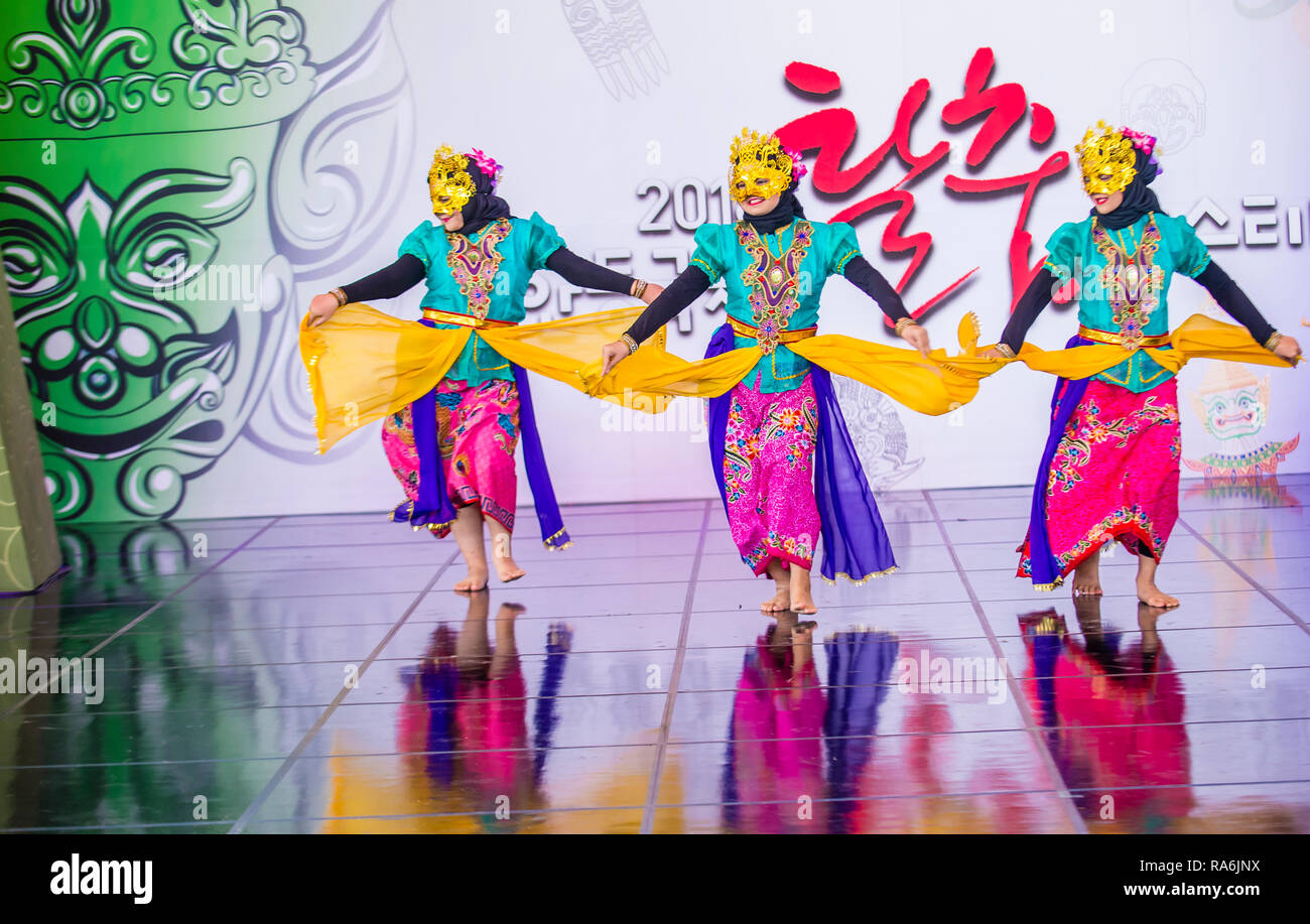 Indonesian dancers from Sma Nasima Semaran dance groupe perform at the ...