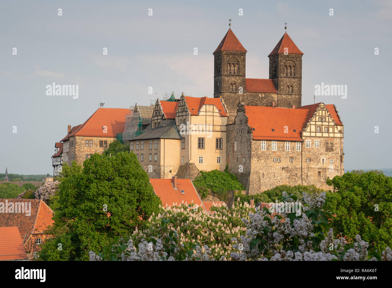 Panoramic image of the convent of Quedlinburg in evening sunlight ...