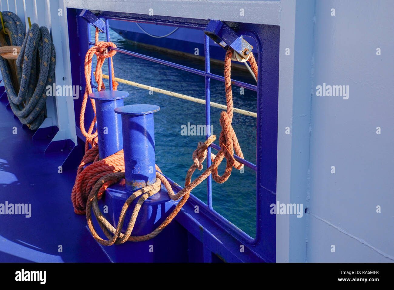 Ferry mooring line rope hi-res stock photography and images - Alamy