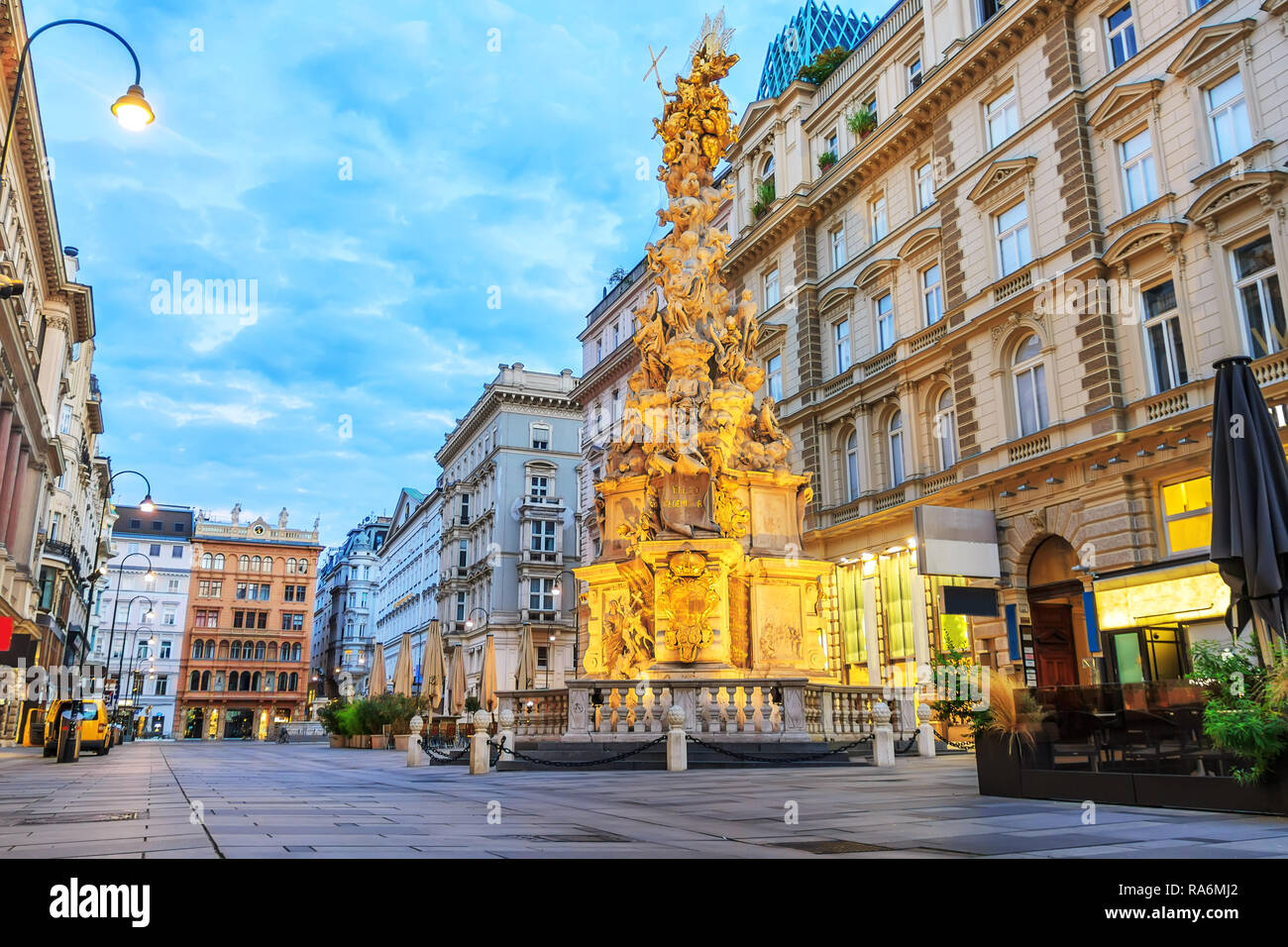 Graben, a famous pedestrian street of Vienna with a Plague Colum Stock ...