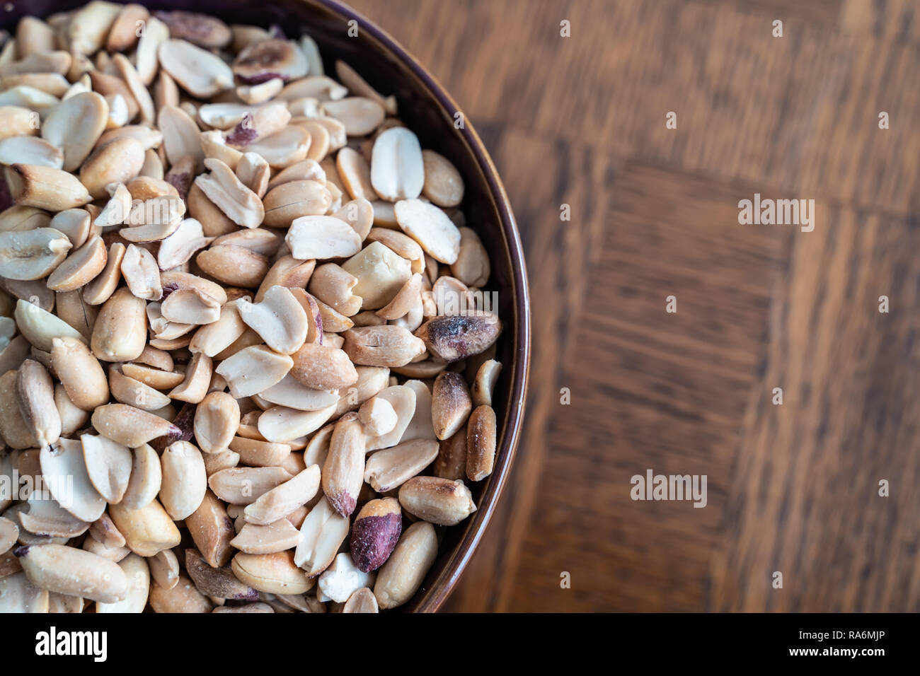 Nigerian Roasted Groundnuts Peanuts on display in bowl Stock Photo - Alamy
