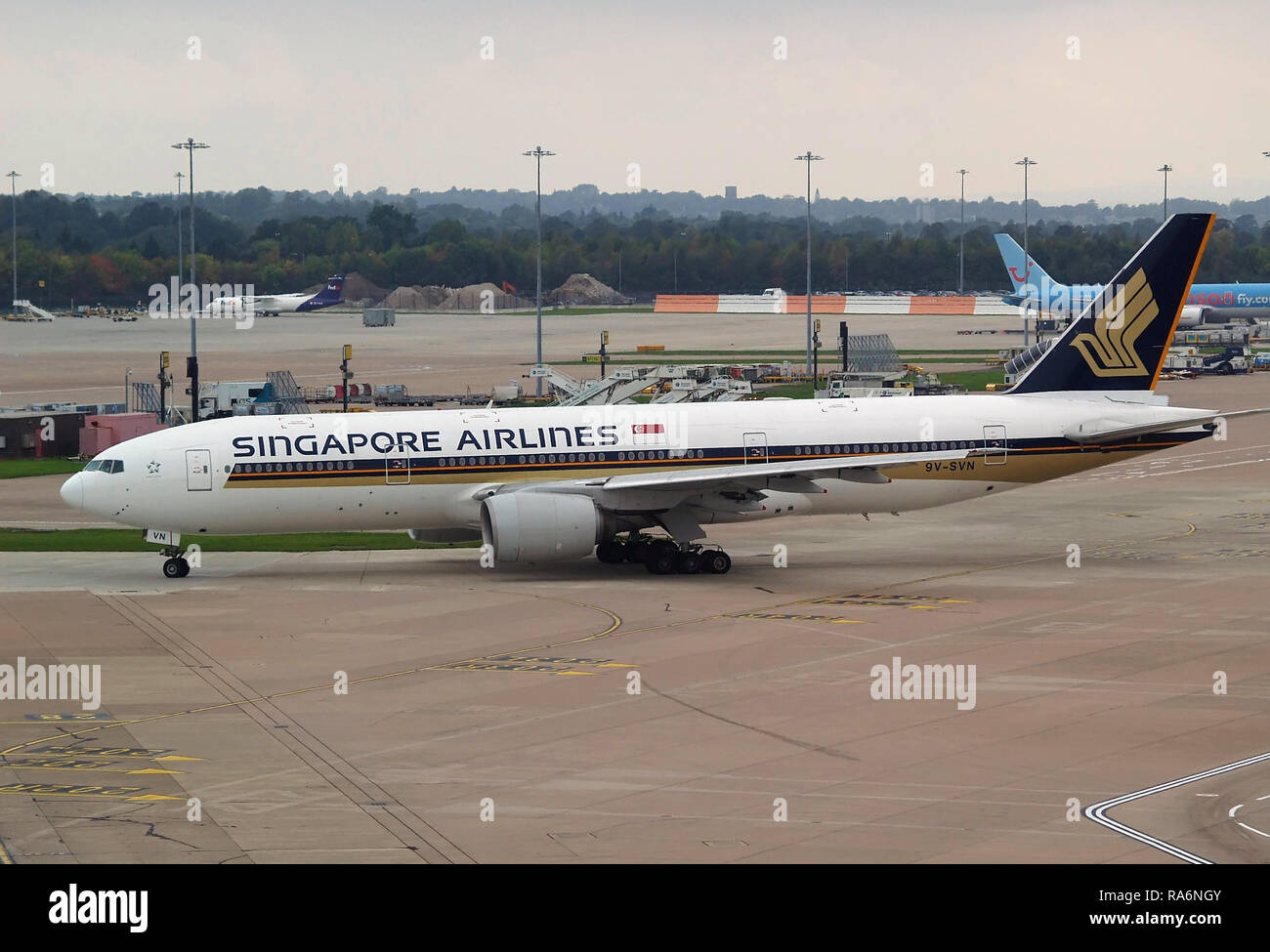 Boeing 777 wide body aircraft hi-res stock photography and images - Alamy