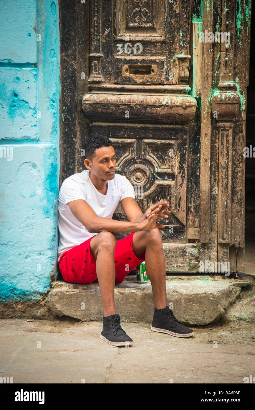 Havana cuban man sitting on step hi-res stock photography and images ...