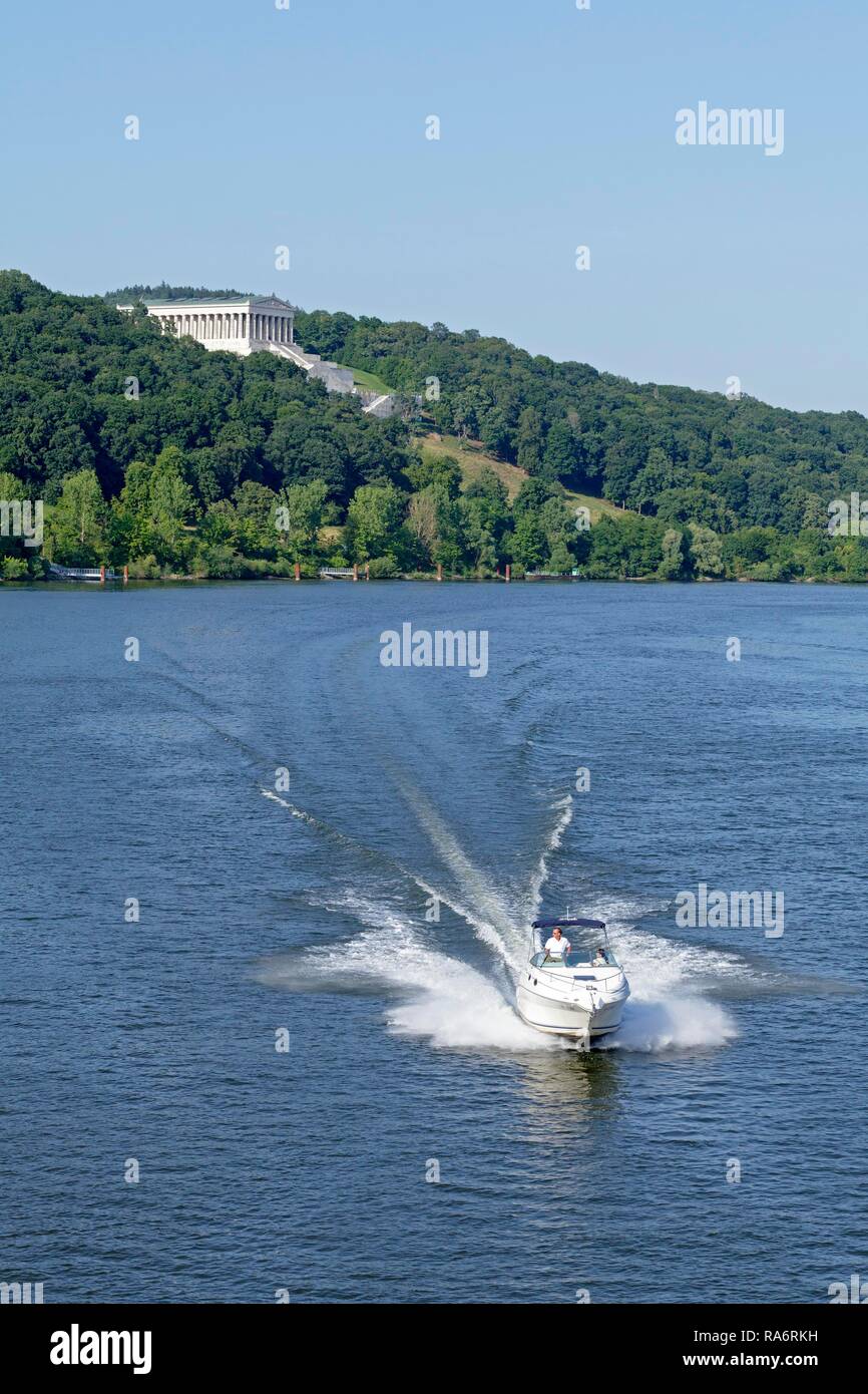 Excursion boat on the Danube, behind the Walhalla memorial, Donaustauf ...
